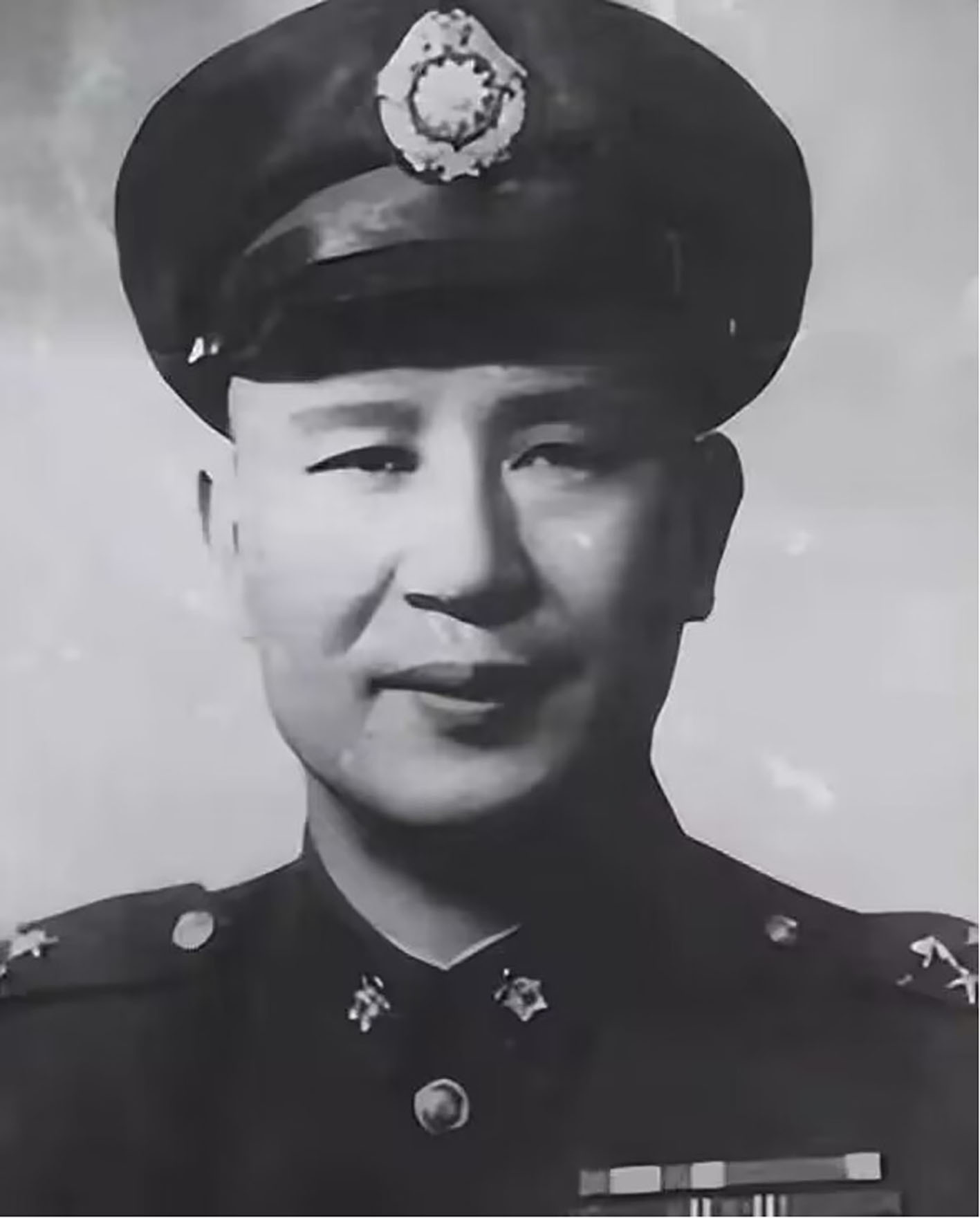 In 1949, after Lin Biao defeated Bai Chongxi, he ate a pear happily ...