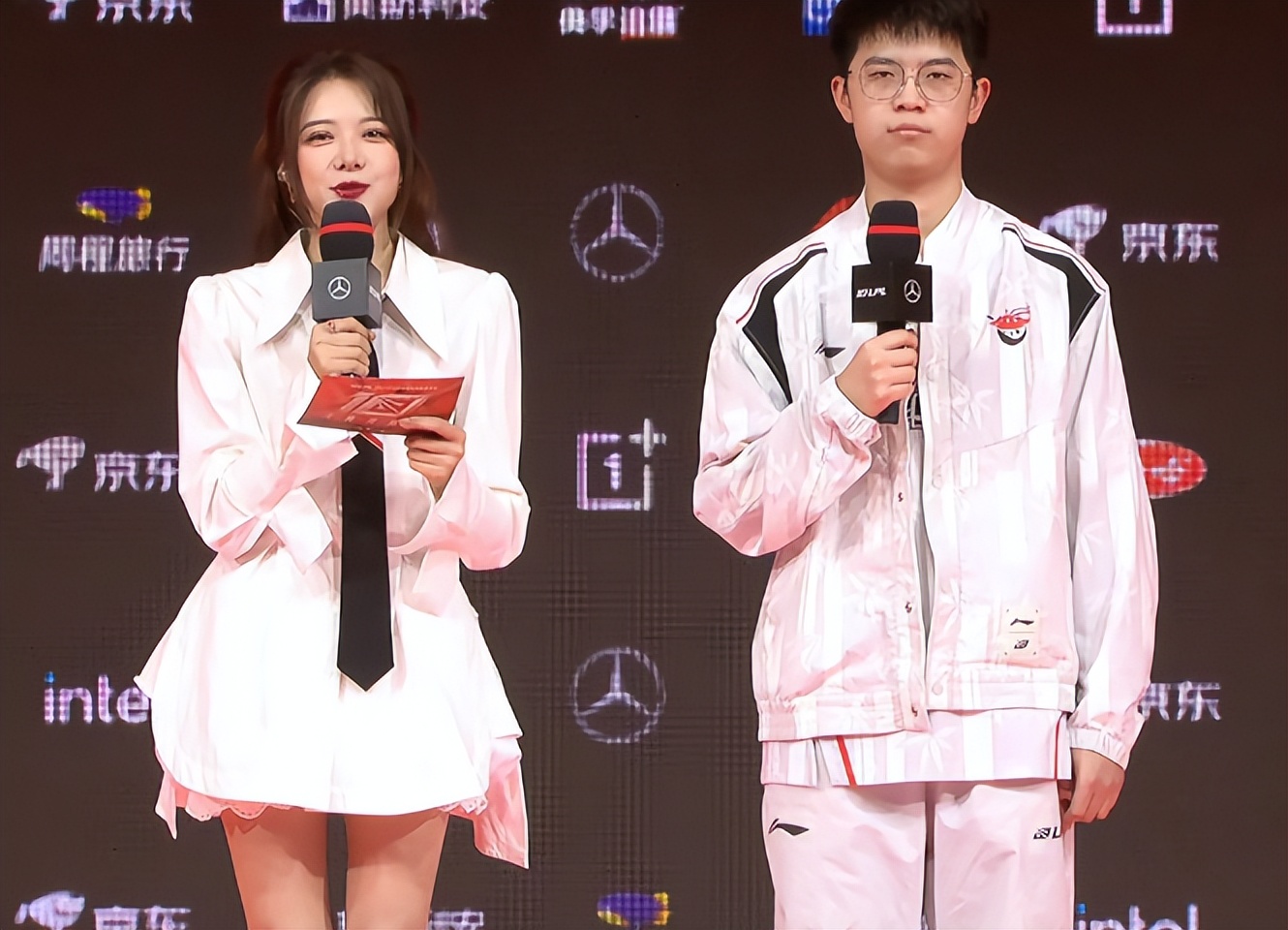 AL beat RNG in an upset, RNG's winning streak was terminated, and Gala ...