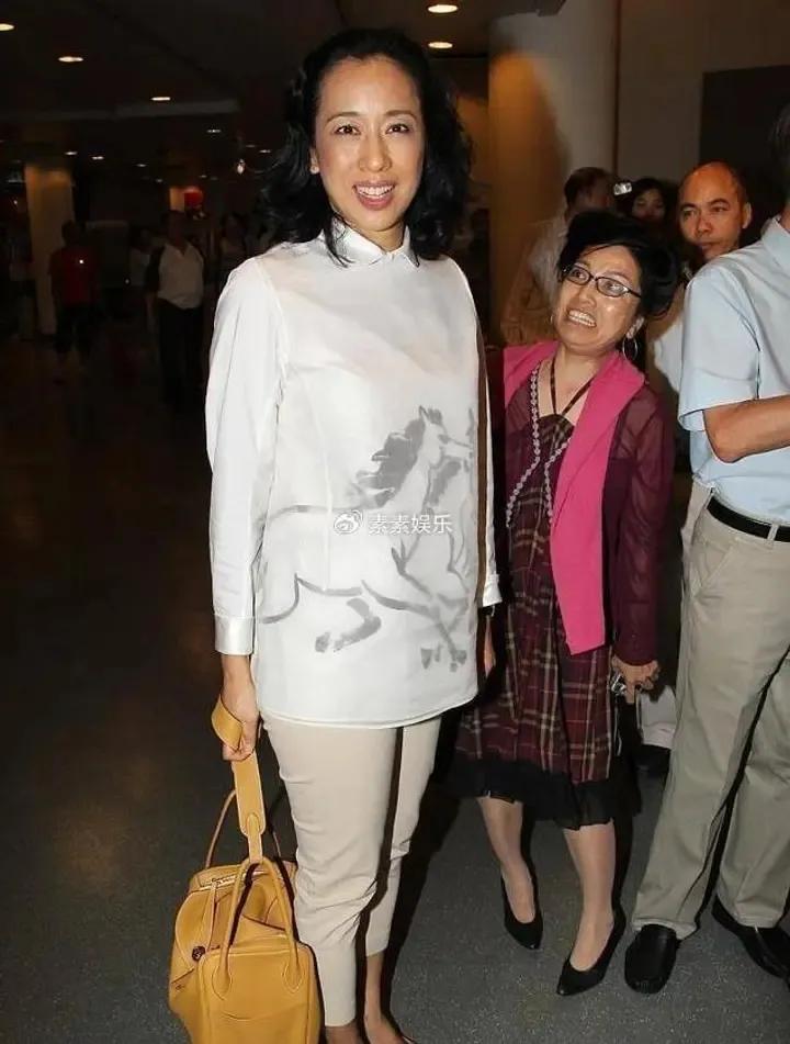 Zhu Lingling and Liang Anqi appeared in Andy Lau Art Exhibition, and ...