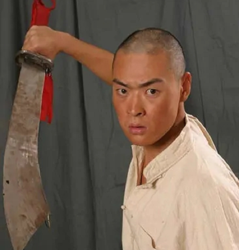 Zhang Tong, why did he "fall down" like this? - iNEWS