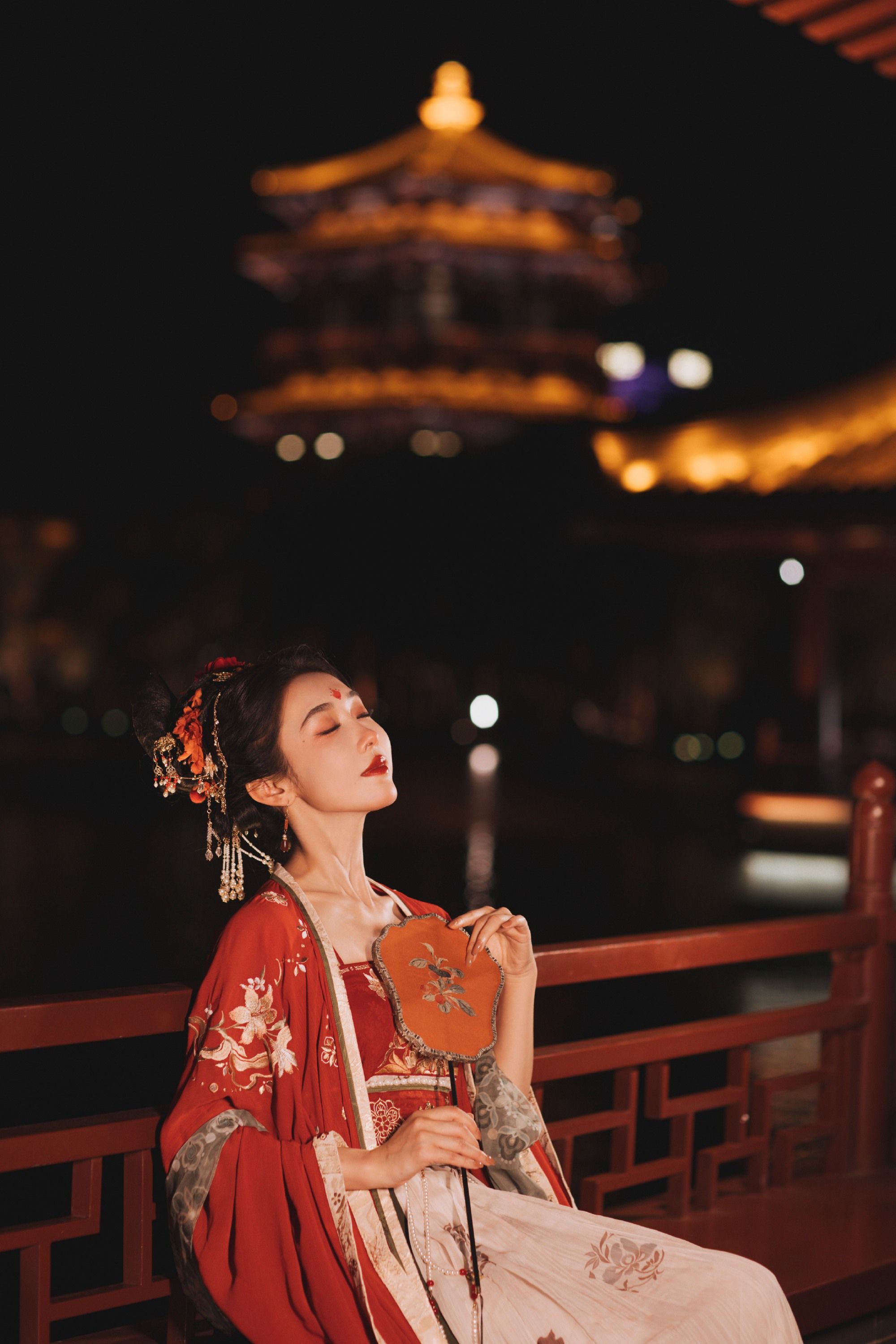Xuan Lu's red Hanfu is elegant and elegant - iNEWS