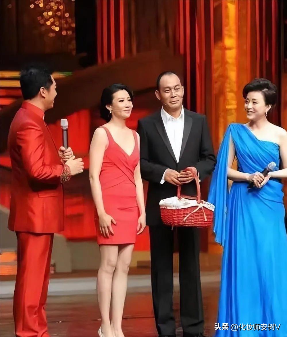 Zhang Guangbei showed up with his 14-year-old wife, one with thinning ...