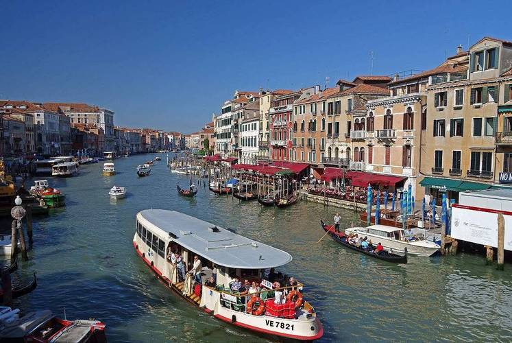 The only city in the world that has no cars, only boats. Why does the ...