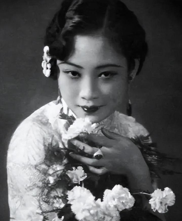 In 1989, Hu Die died at the age of 81. When she was dying, she smiled ...