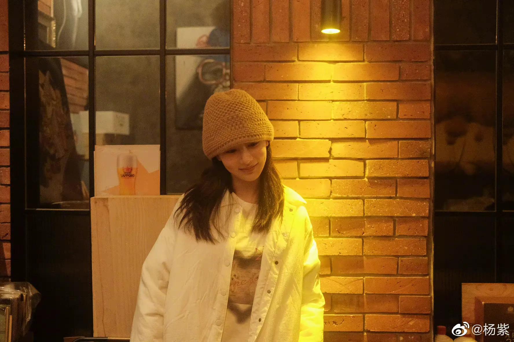 Good girl Yang Zi, milk tea fisherman hat stopwatch cute - iNEWS