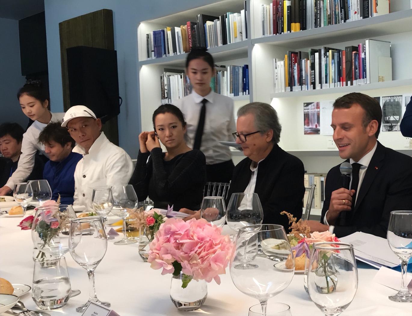 Gong Li is too rigid! Take the French presidential plane, have dinner ...