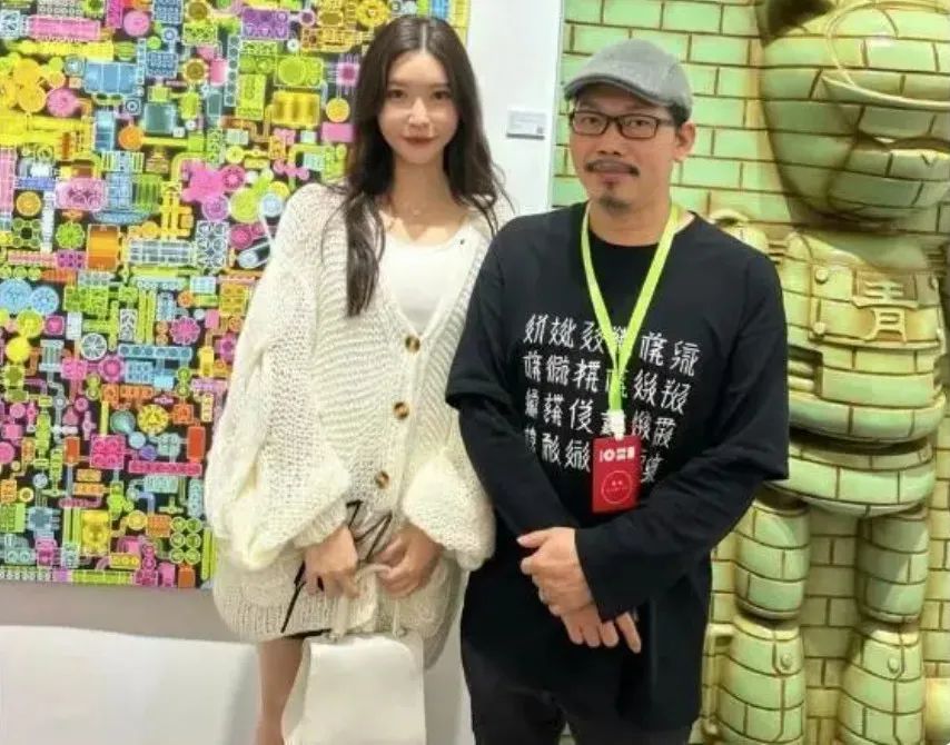 Huang Xiaoming and Ye Ke met by chance at an exhibition in Shanghai ...