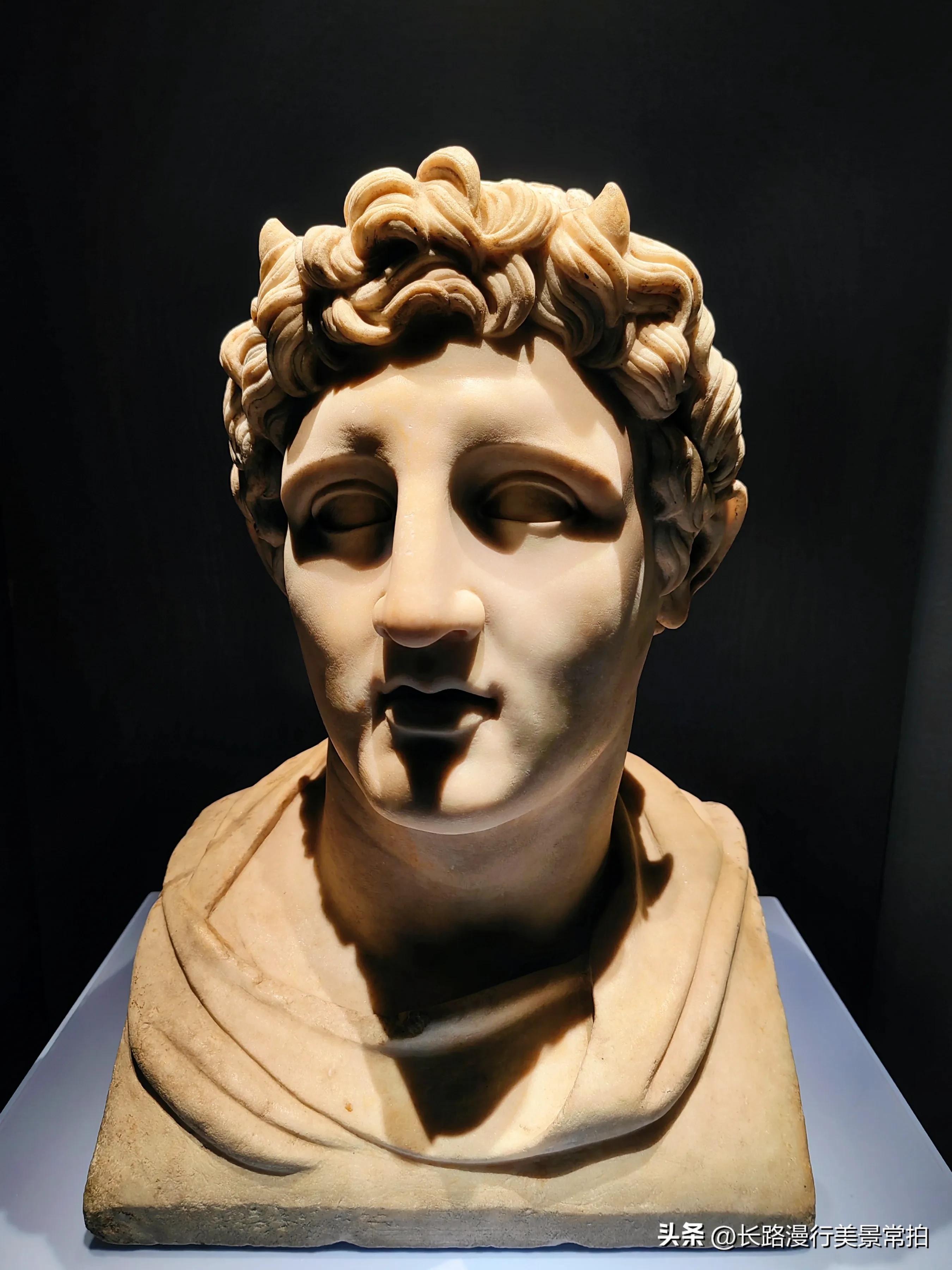 Statues of famous figures in ancient Rome - iMedia