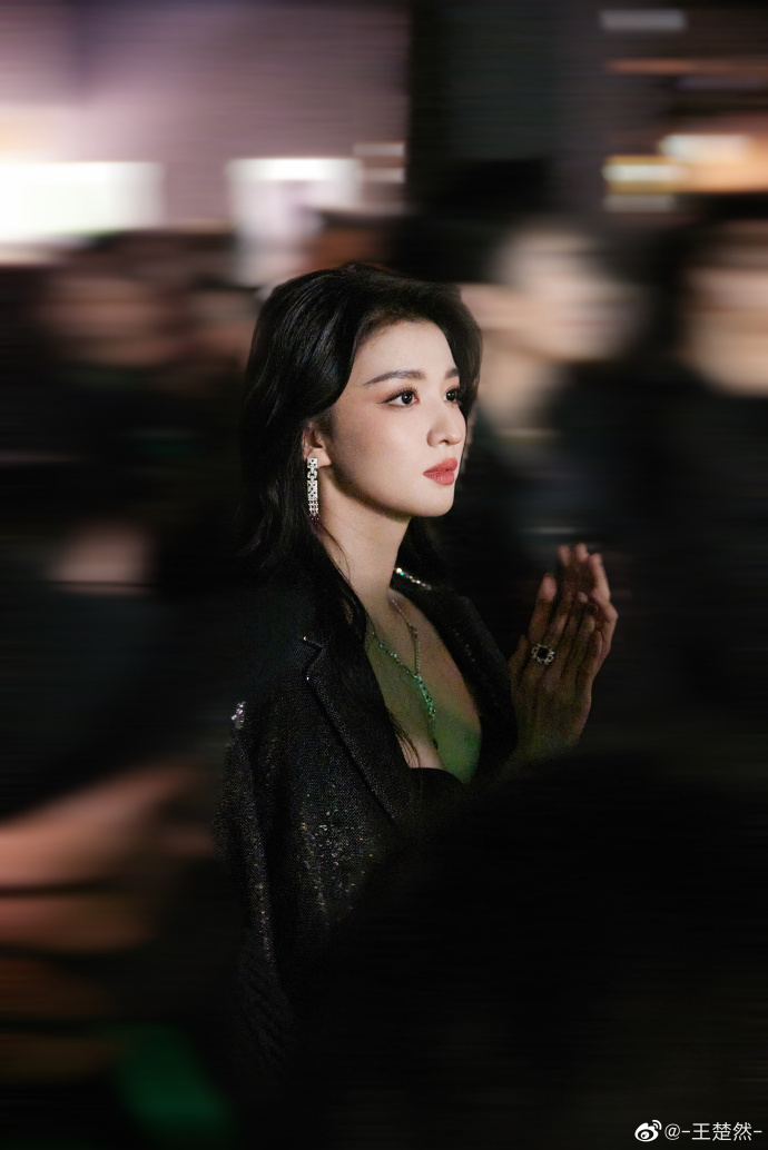 Wang Churan's beautiful photo shows her graceful figure! Fair skin and ...