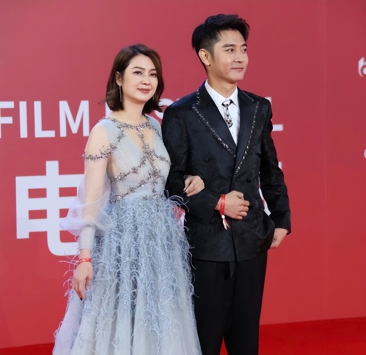 Zhang Danfeng and Hong Xin walked the red carpet, the couple held hands throughout the whole ...