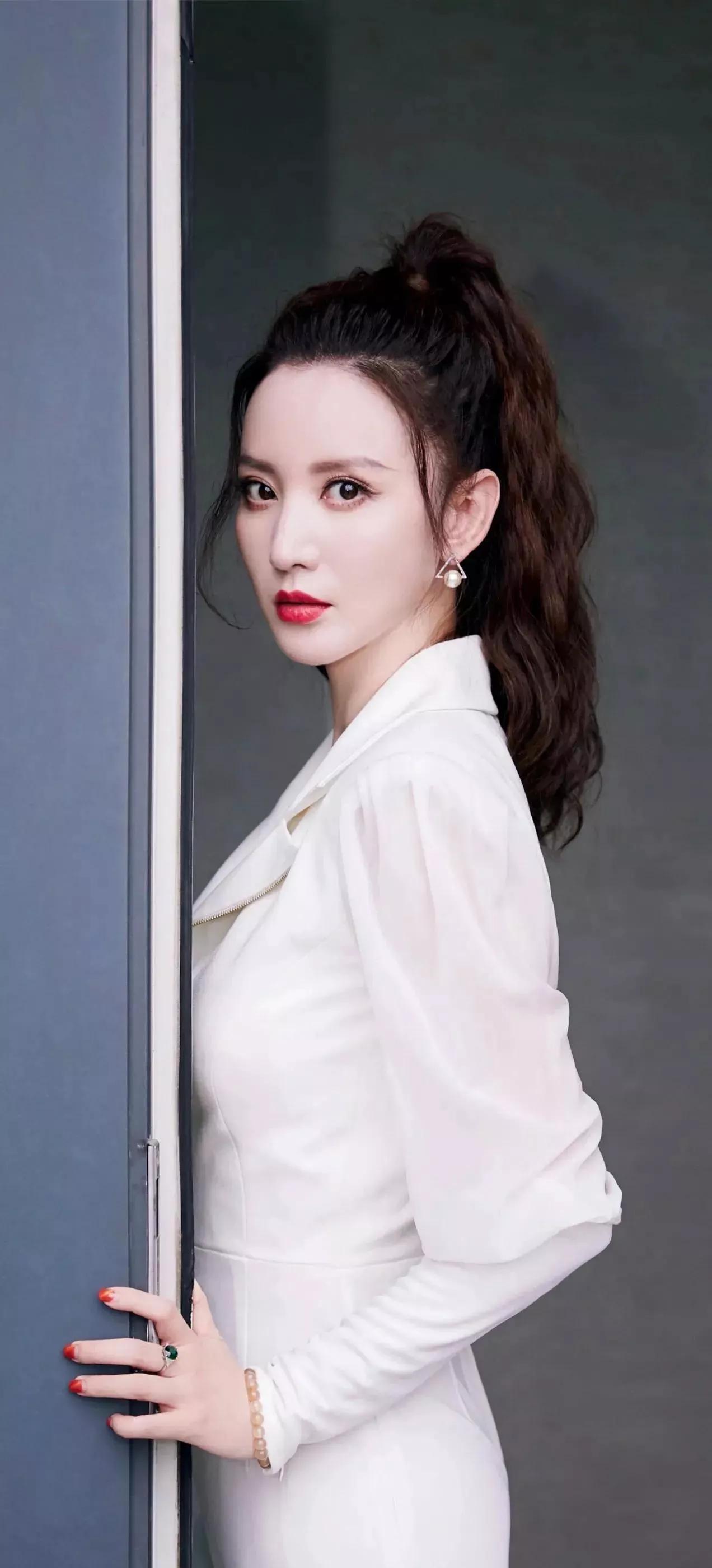 Sexy and charming Zhang Meng - iNEWS