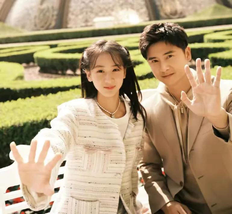 Tian Liang and his daughter took a parent-child photoshoot. The father ...