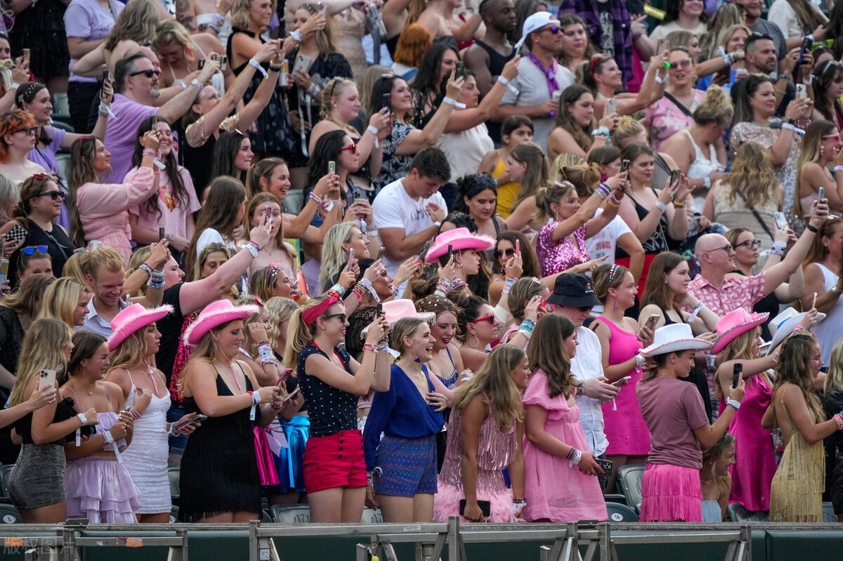 Superstar Taylor Swift's tour is crowded with people, the goddess is so ...