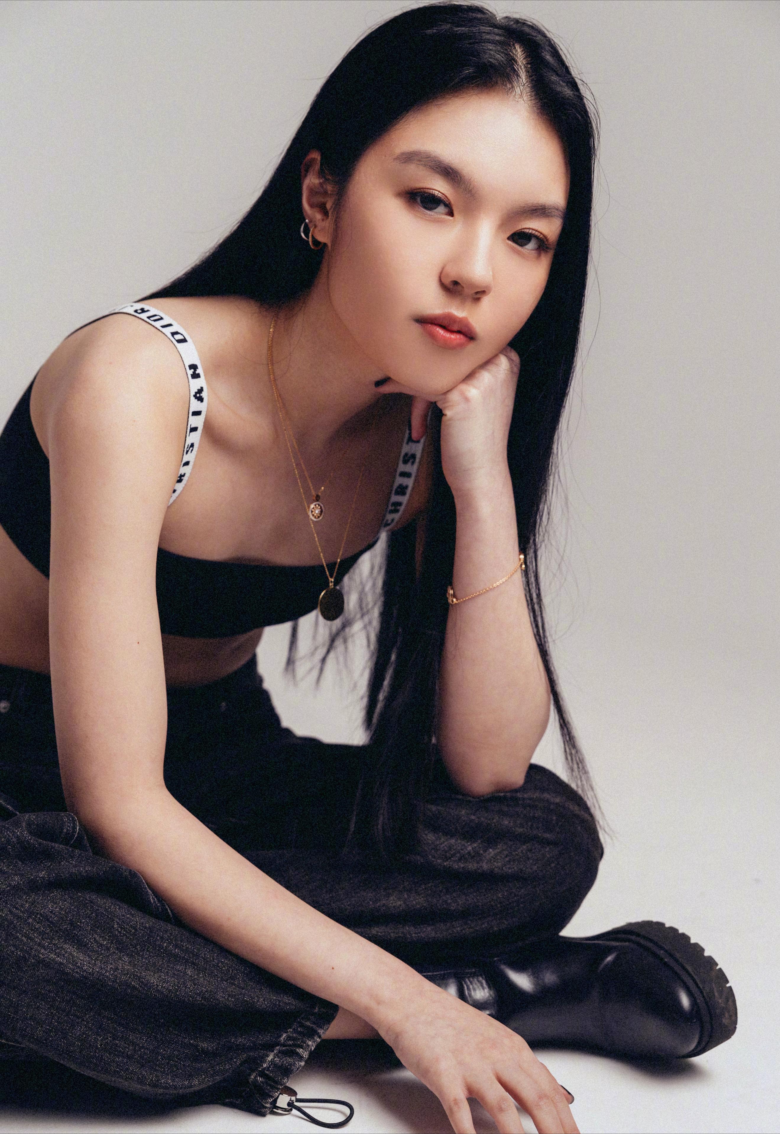Li Yong's daughter's debut has aroused controversy, her resume is too ...