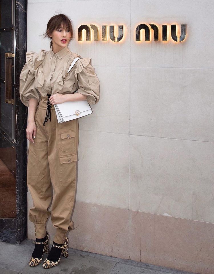 Surprised by Chengdu girls! "Overall pants + high heels" enhance the ...