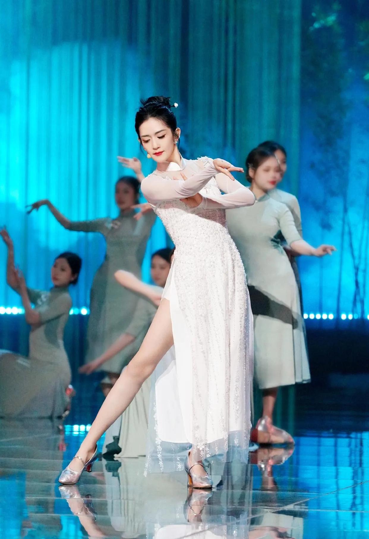 Xie Na looks very ladylike in a cheongsam - iNEWS