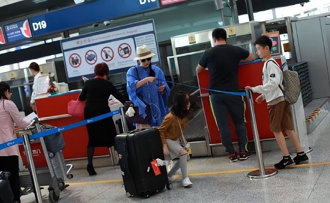 Li Nian showed up with her children, the 6-year-old daughter and her ...