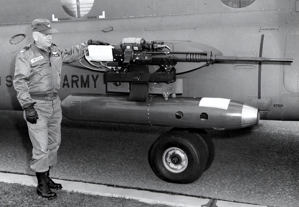 "Sky Gunship" helicopter, carrying 40mm cannon and other weapons, 6 ...