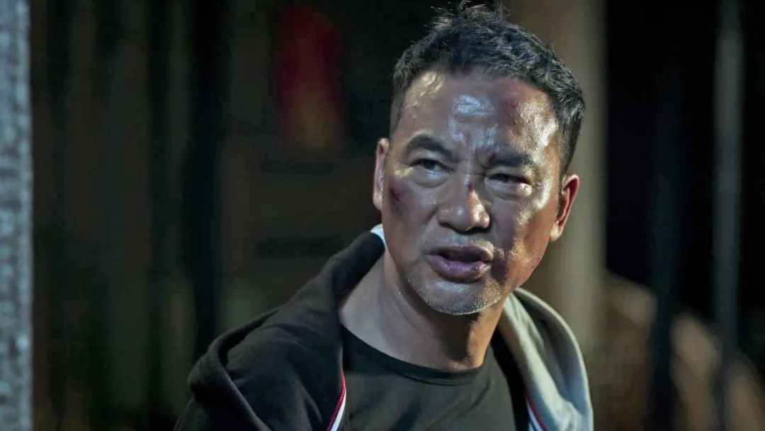 68-year-old Ren Dahua walks acupuncture points in the mainland, with a ...