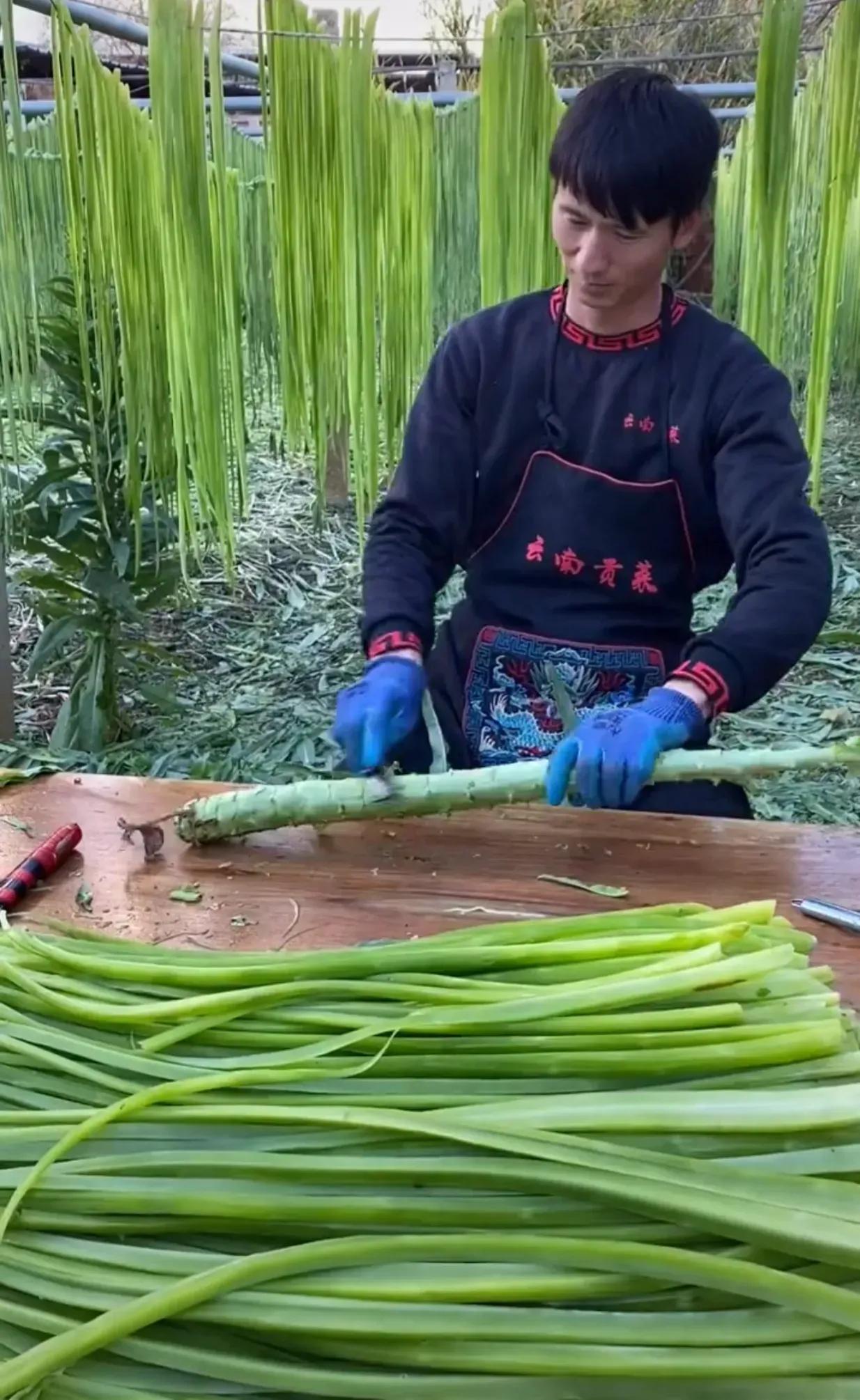 This buddy's daily job is to cut this tribute vegetable. It seems that ...