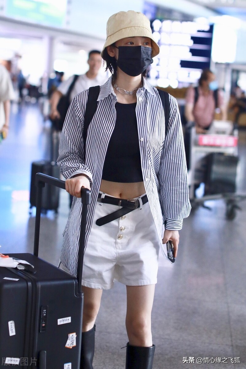 Liu Yase appeared at Beijing Airport, wearing a fashionable and ...