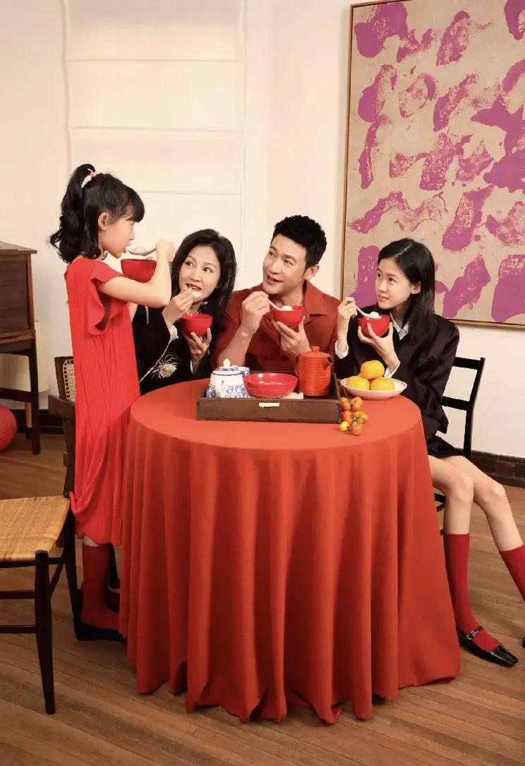 Lu Yi posted a family portrait! Bao Lei is really temperamental, the ...
