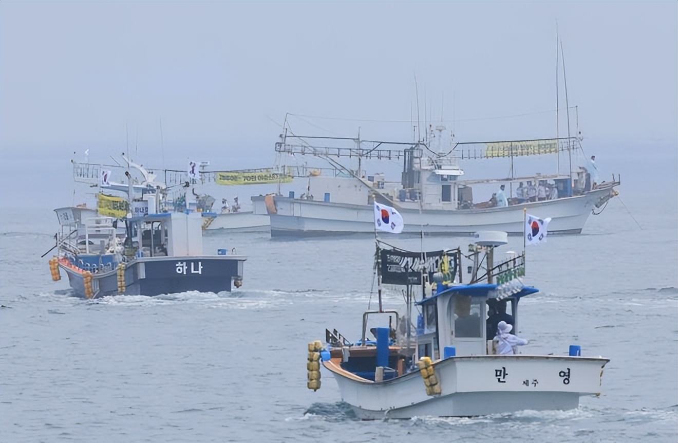 Ignoring the ban, hundreds of Korean fishing boats entered the East ...