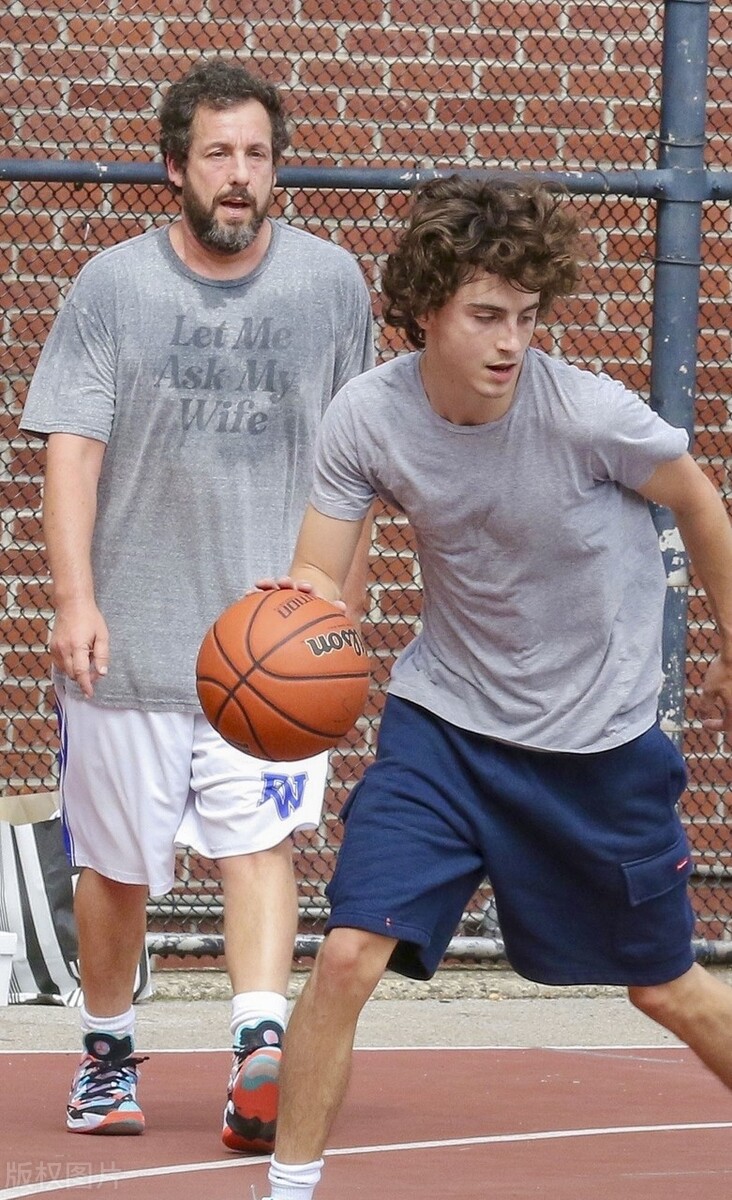 Superstar Tiancha plays basketball with her friends, running around and ...