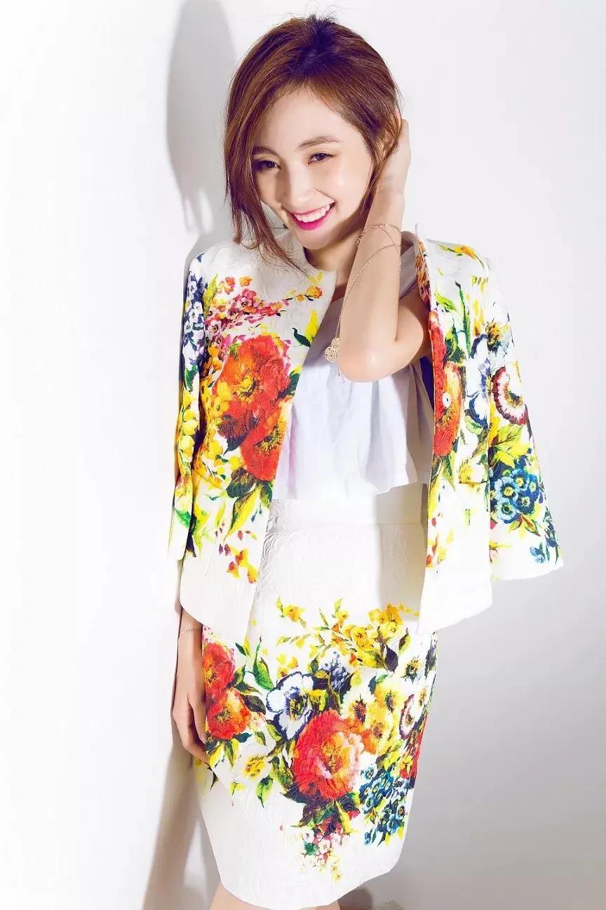 Beautiful star Lu Chen's photo is beautiful and her eyebrows are bright ...