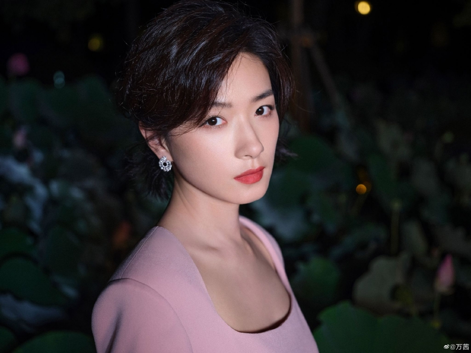 Wan Qian is wearing a pink waistless dress!Stunningly beautiful body ...