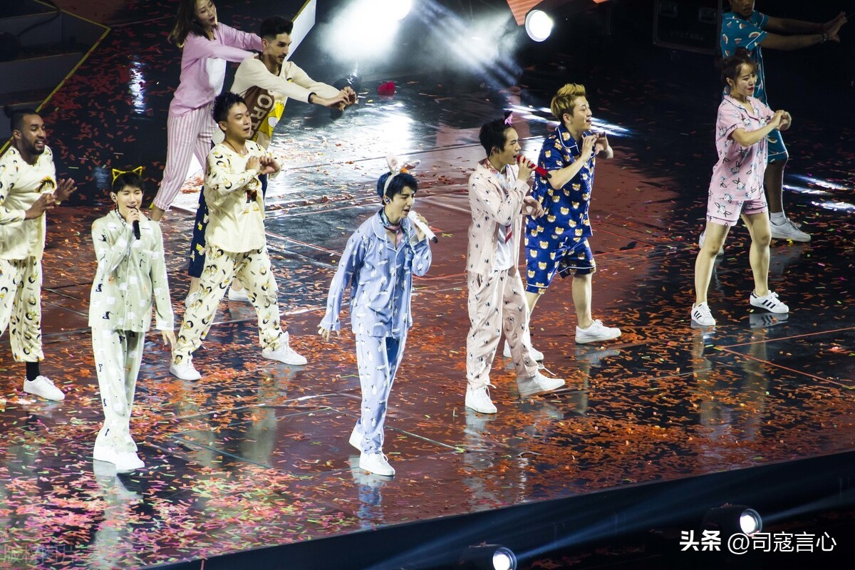 The 10th anniversary concert of TFBOYS was amazing in Xi'an, and the ...