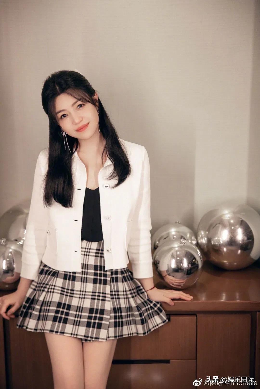 Michelle Chen wears a plaid short skirt for beautiful photos on ...