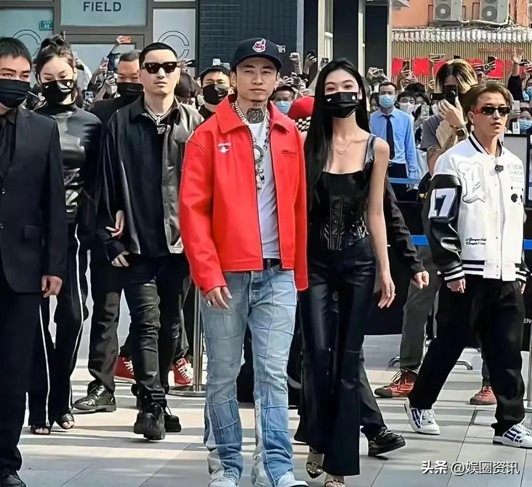 The male blogger posted a photo with Yi Mengling, and netizens ...