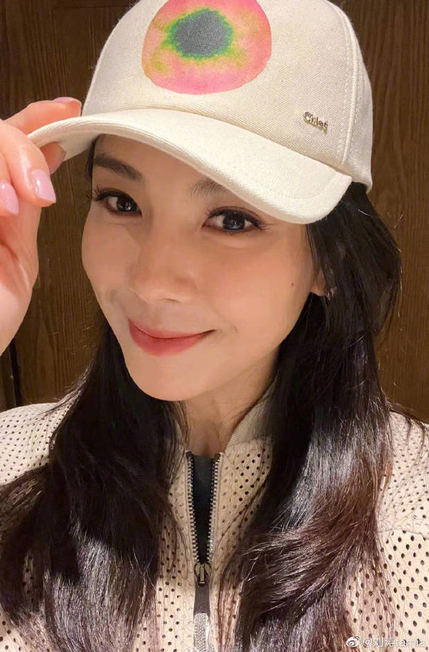 Liu Tao wears a baseball cap and basks in his face, taking selfies with ...