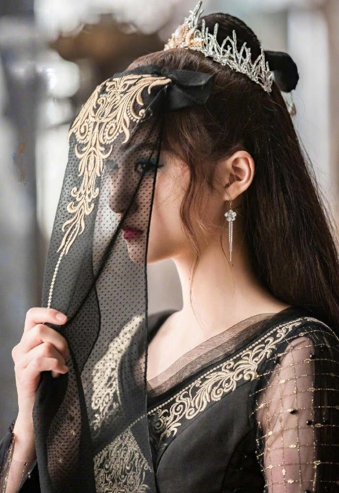 Still hugging the pipa and half covering the face, cool and charming at ...