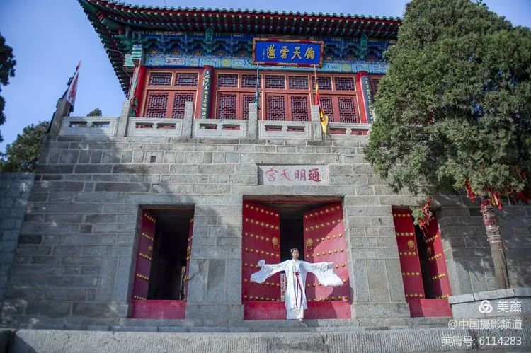 Zou Lu has a beautiful woman, and the mountain dances lazily - iNEWS