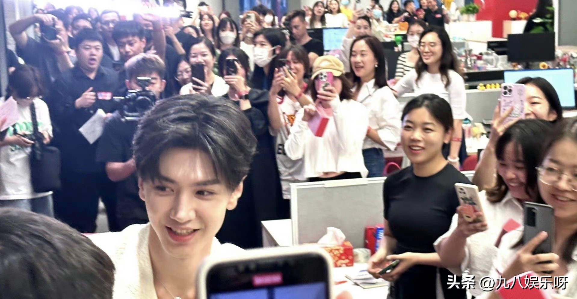 Desperate to be red! Chen Zheyuan used to sweep the building without ...