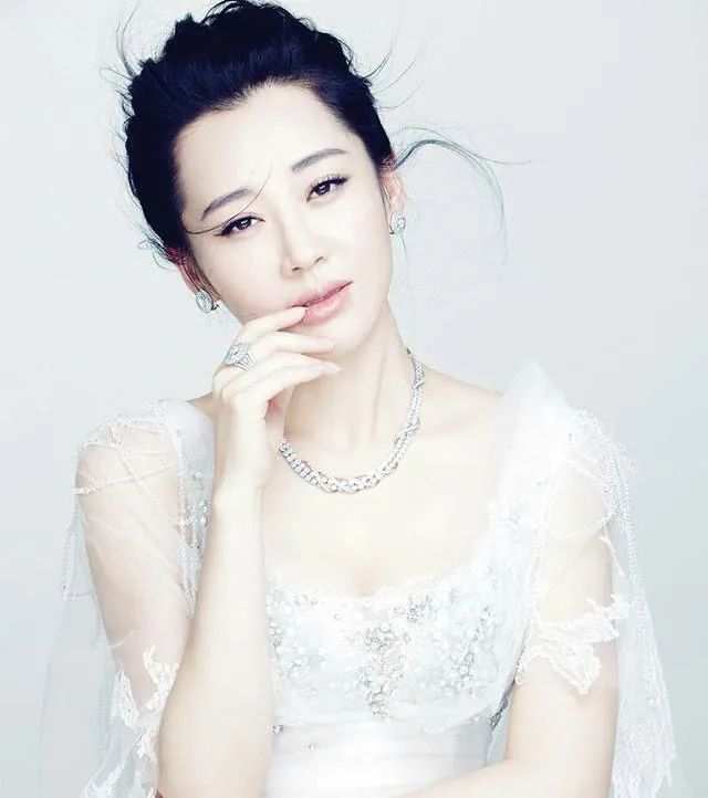 54-year-old Xu Qing's body is still protruding, her femininity is hard ...