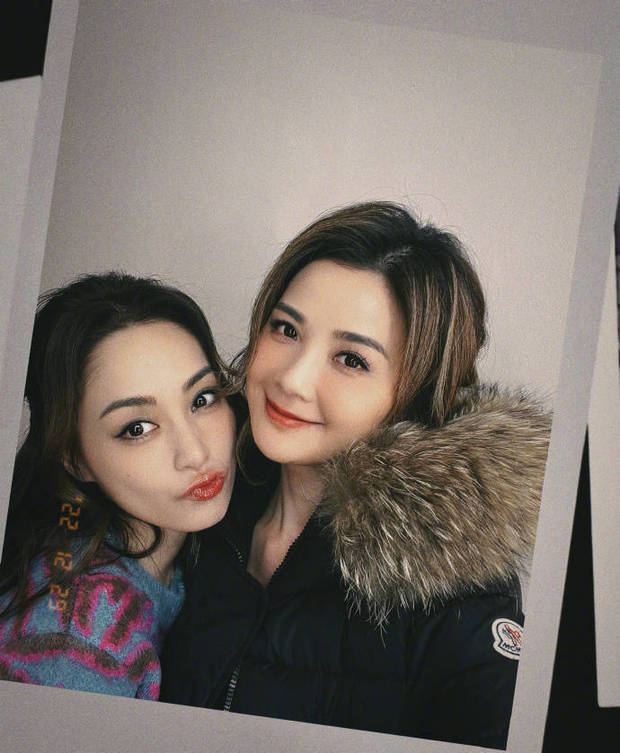 Charlene Choi and Gillian Chung took a photo together - iNEWS