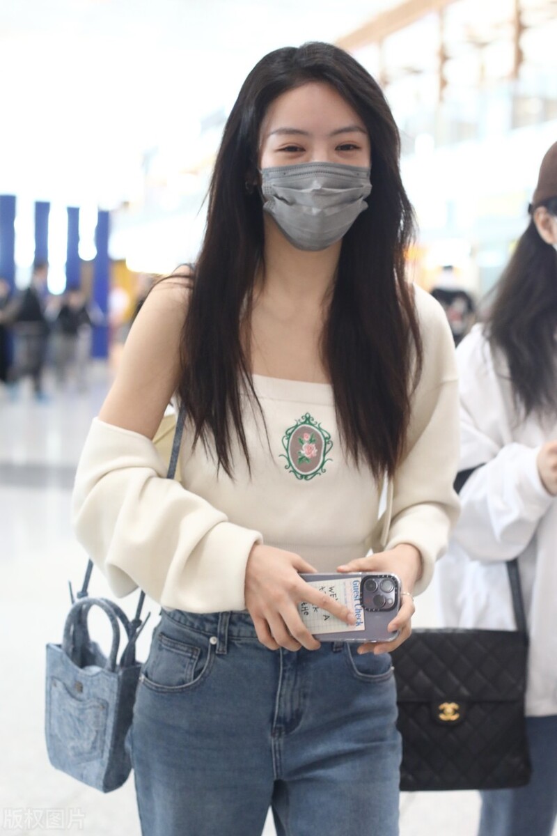 Cai Wenjing waved to fans at the airport wearing a tube top and jacket ...