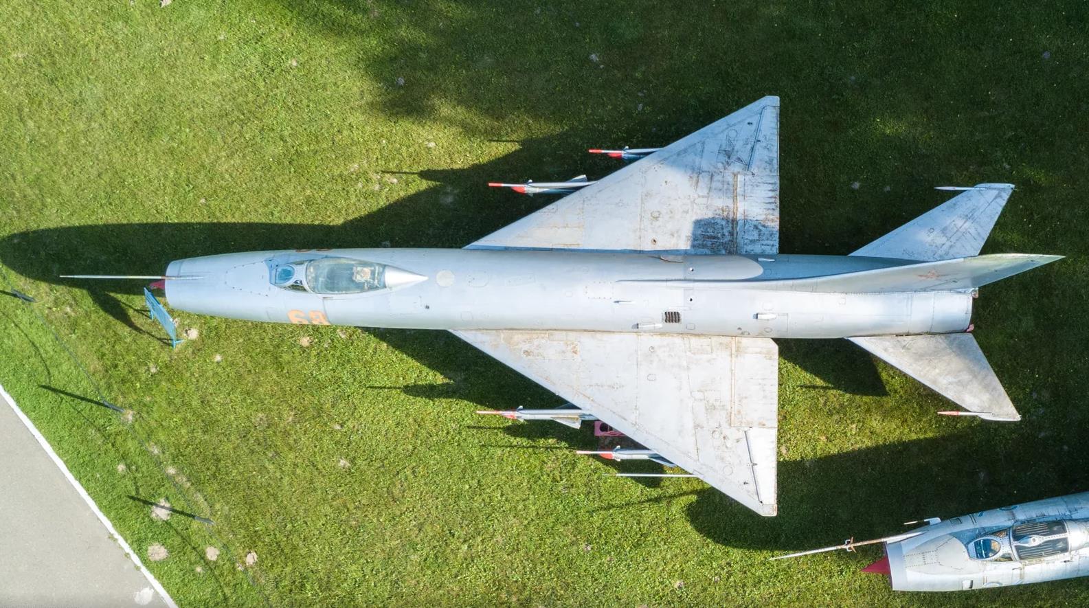 The Su-11 draws on the design features of the Su-9 and takes the ...