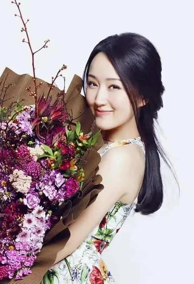 "Queen of Sweet Songs" Yang Yuying, still sweet at the age of 51 ...