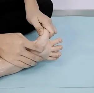 4 actions to correct crooked toes worn by shoes - iNEWS