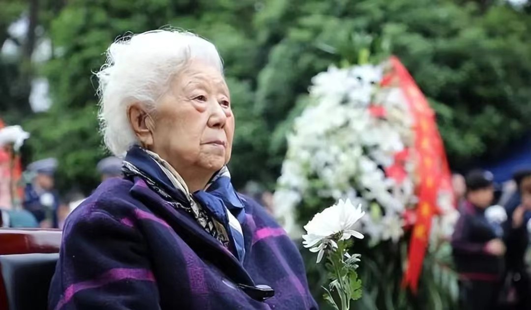 Her husband is a traitor who betrayed Sister Jiang, but she is highly ...