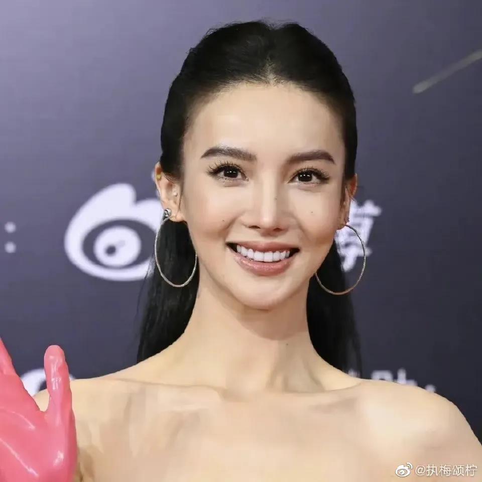 Looking back at the 22-year Weibo night female star birth picture, Jin Chen's ribs and breasts ...