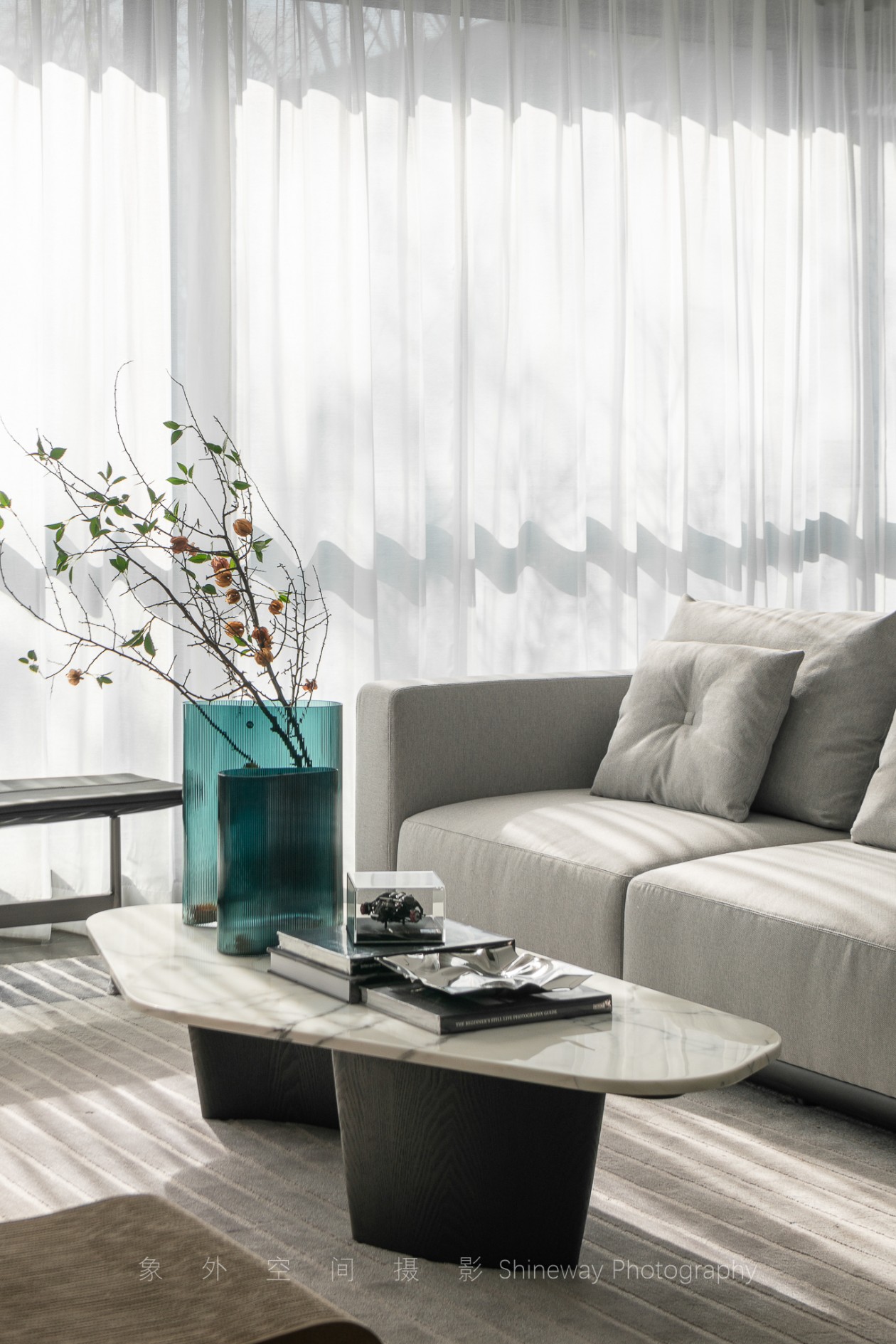 Ultra-modern, minimalist, showroom design - iNEWS