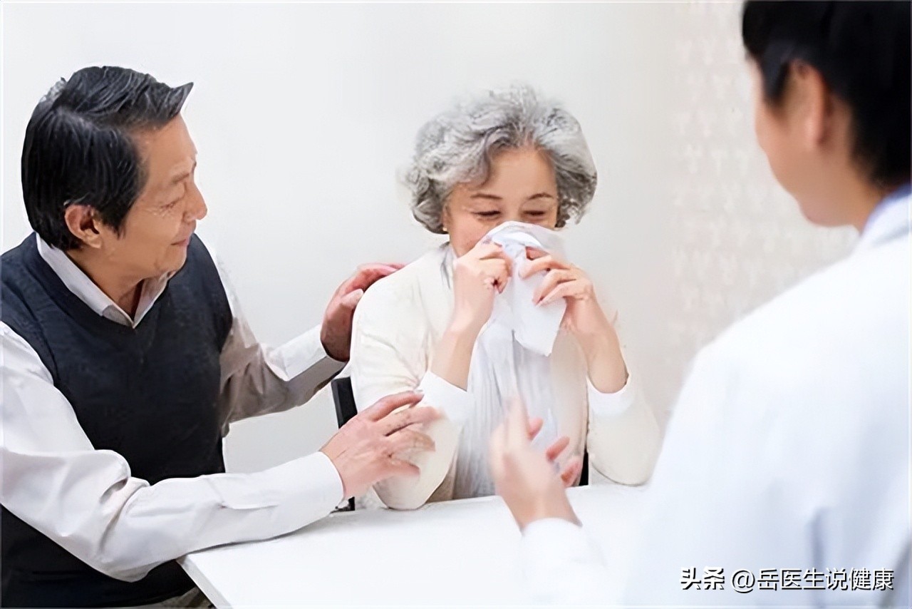 The doctor repeatedly advised: When the elderly are in the same room ...