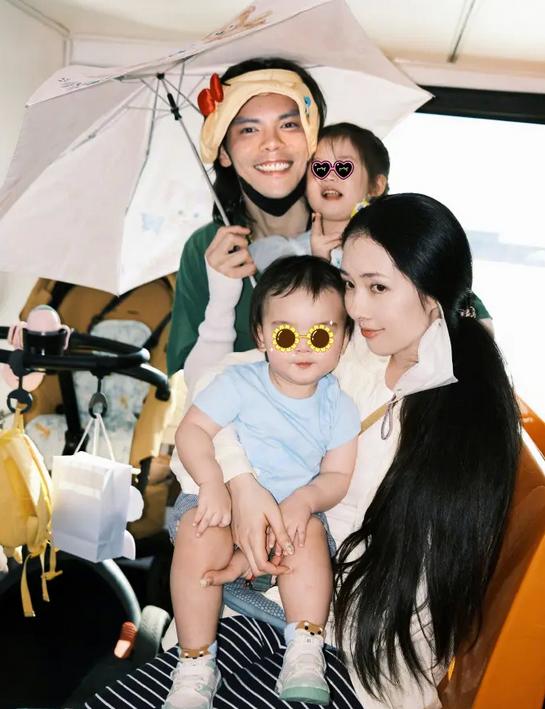 A netizen ran into Xiang Zuo Guo Biting taking her baby to play in the ...