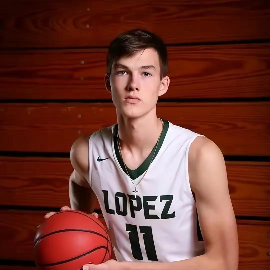 Los Angeles Lakers dark horse: Colin Castleton, flying magician - iNEWS