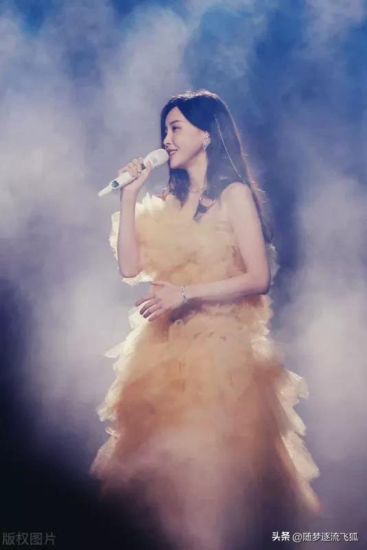 Yu Wenwen wore a yellow dress and gauze dress to attend the Huya Grand ...